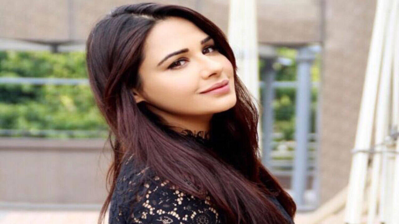 Mandy Takhar Movies 40+ Mandy Takhar Photos: Find Latest HD Images,